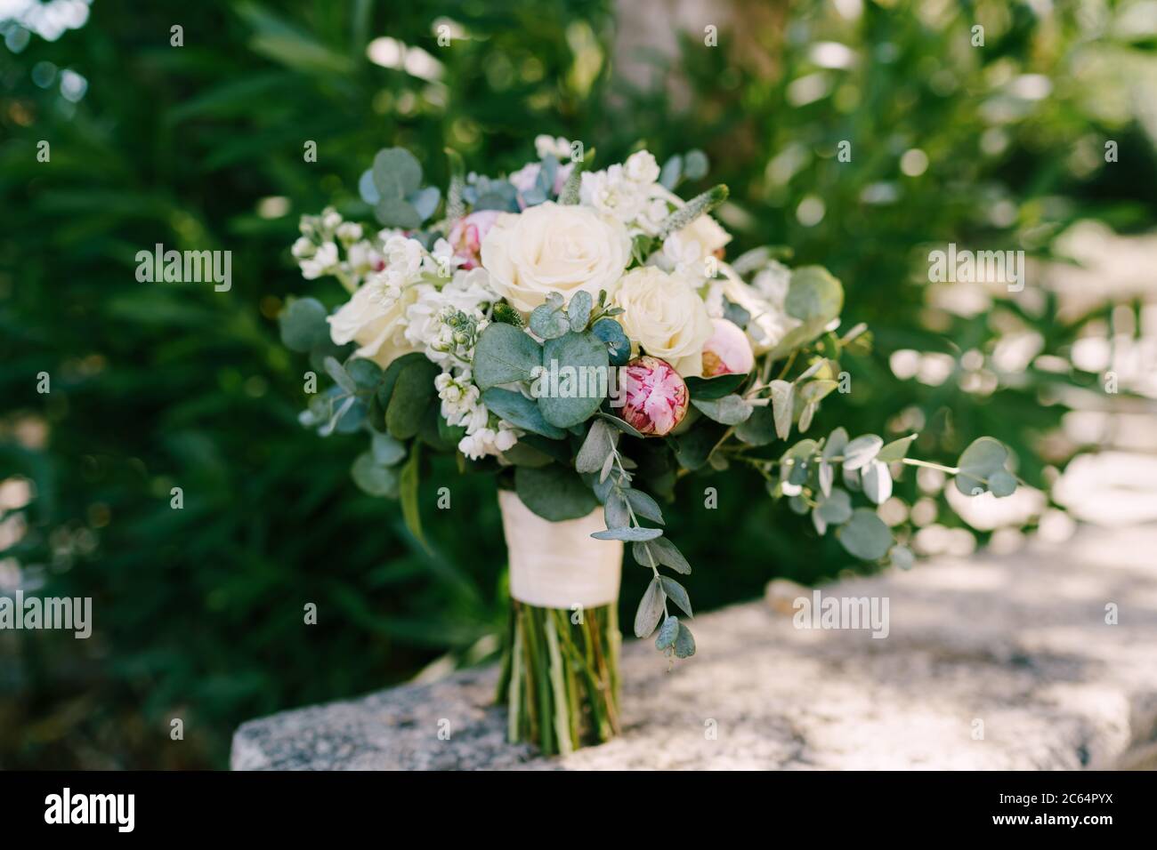 brautstrauß aus rosa und weißen Pfingstrosen, Rosen, Äste von ...