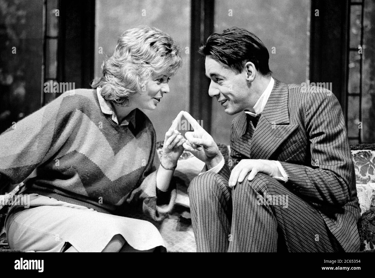 Alison Steadman (Linda), Roger Lloyd Pack (Kafka) in KAFKAS SCHWANZ von ...