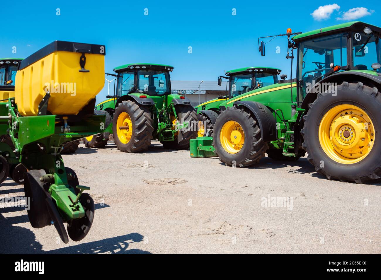 Professionelle moderne Traktor, kombinieren auf einem Feld in ...