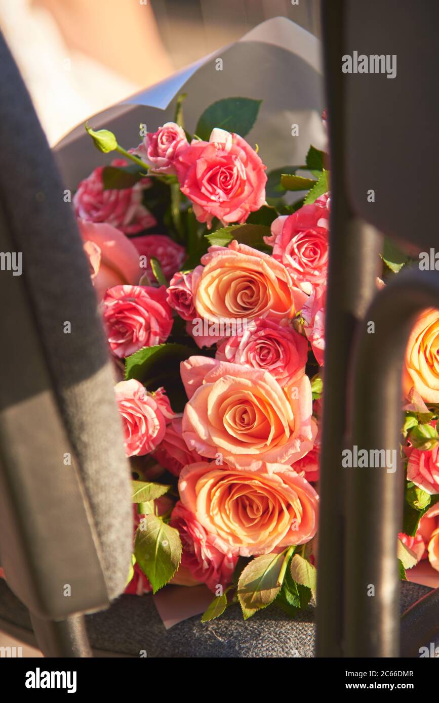 Ein großer Strauß von schönen Rosen auf einem Stuhl hinterlassen ...