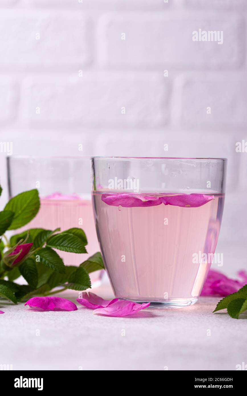 Rosa wasser stieg -Fotos und -Bildmaterial in hoher Auflösung – Alamy