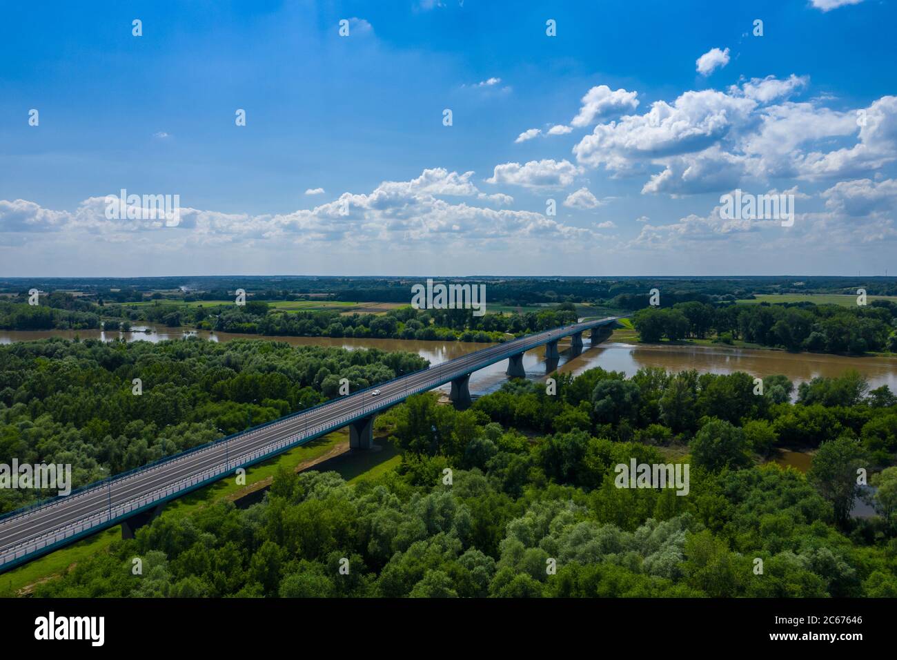 Brücke über die Weichsel in Kamien, Polen. Luftaufnahme der Weichsel ...