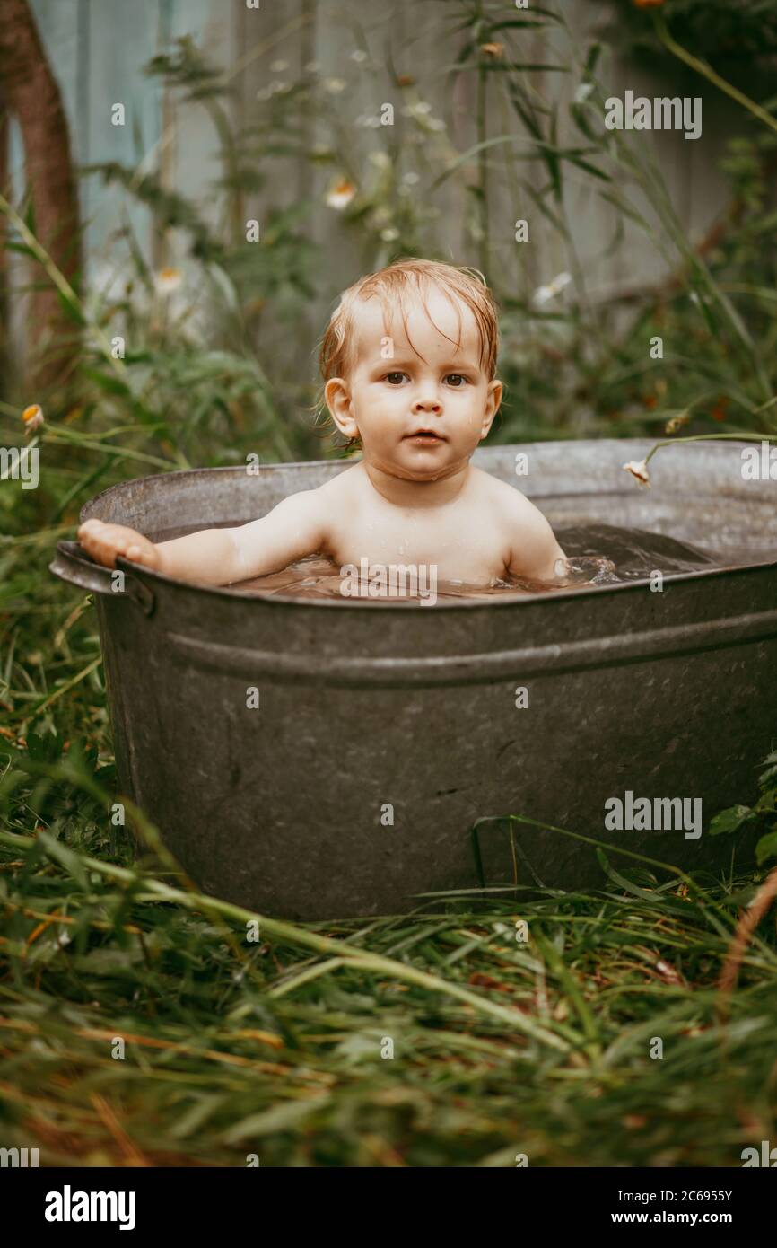 Galvanisierte wanne -Fotos und -Bildmaterial in hoher Auflösung – Alamy