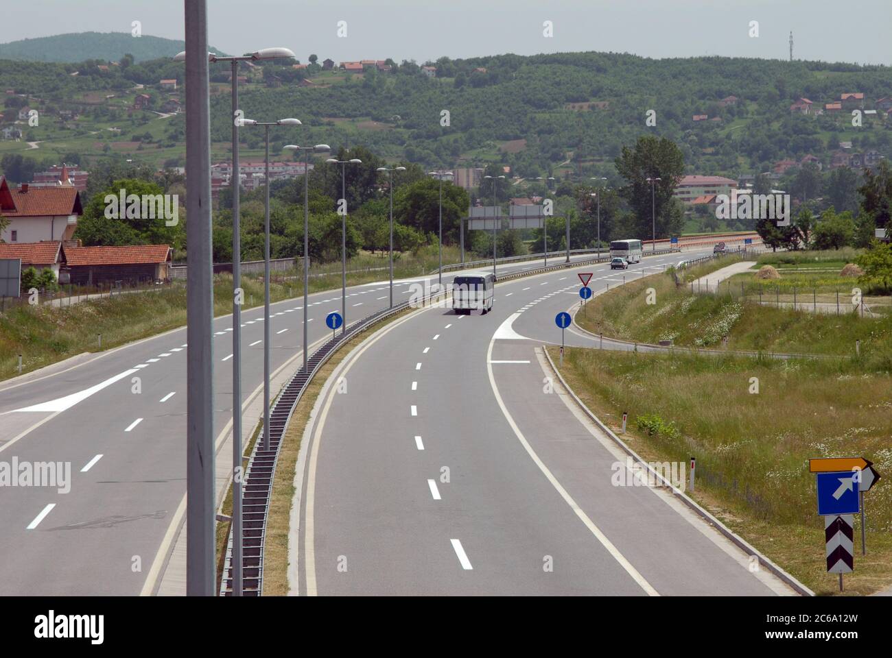 Bus in der kurve -Fotos und -Bildmaterial in hoher Auflösung – Alamy