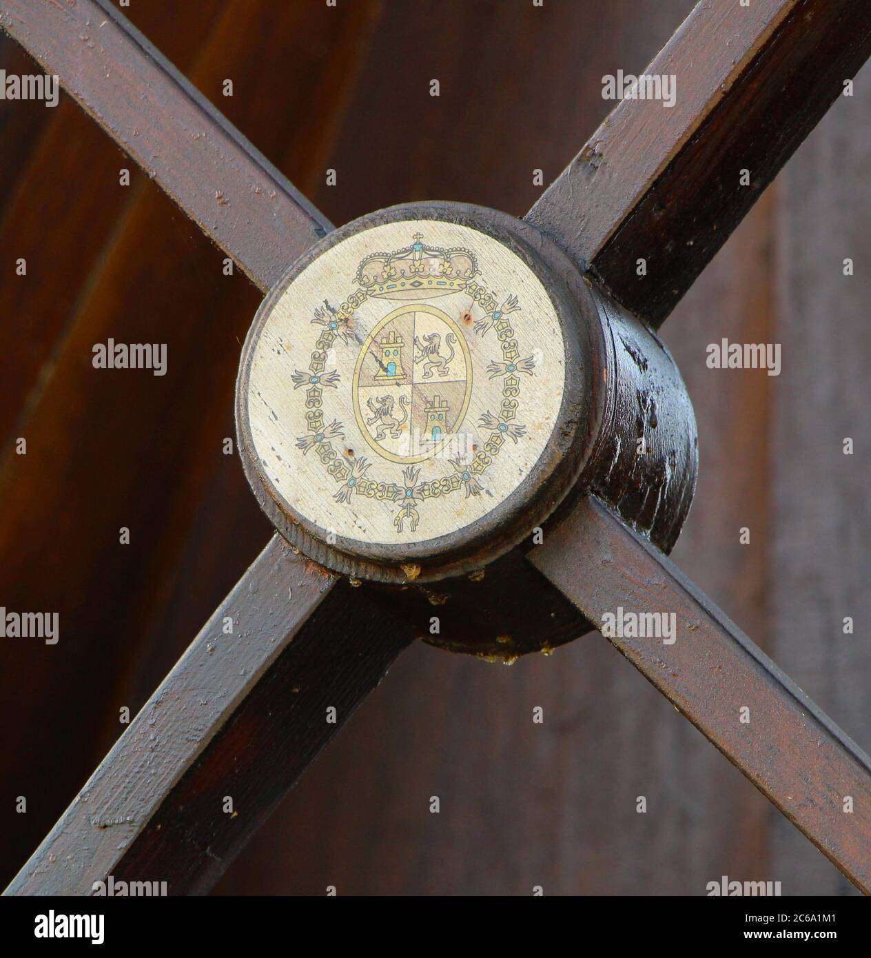 Detail mit dem spanischen Wappen auf der Nachbildung des Victoria ...