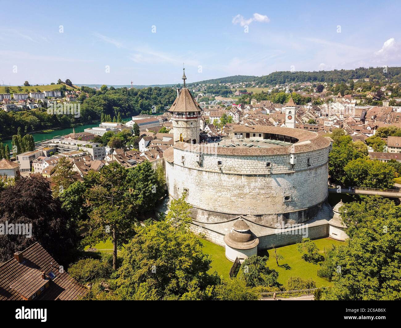 Luftaufnahme der mittelalterlichen Burg Munot in der Schweizer Altstadt ...