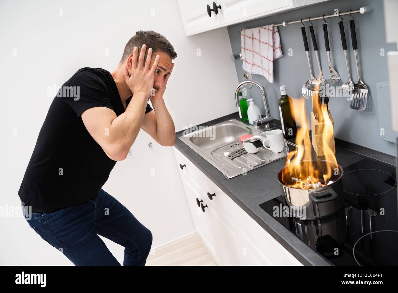 Schlechte Küche Unfall Katastrophe In Der Küche. Feuer In Topf ...