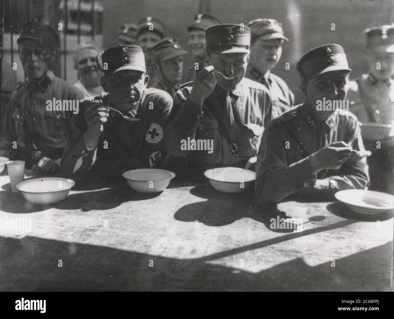 1. Shark - Hitler spricht im Tempelhofer Feld Heinrich Hoffmann ...