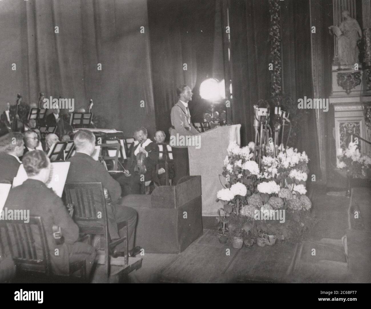 Goebbels spricht Heinrich Hoffmann fotografiert 1934 Adolf Hitlers ...