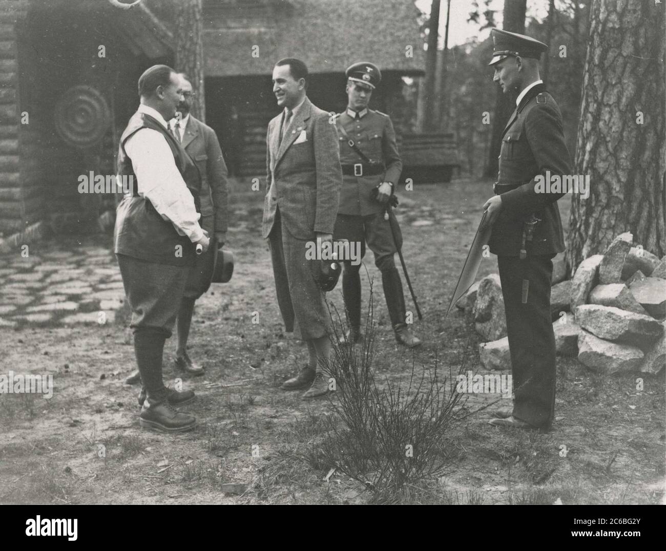 Goebbels spricht bei der Pressekonferenz Heinrich Hoffmann fotografiert ...
