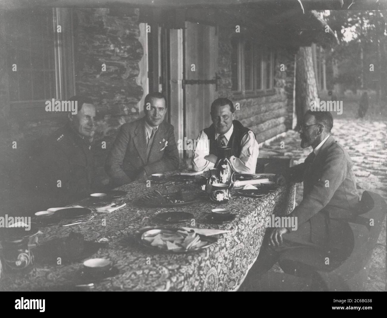 Goebbels spricht bei der Pressekonferenz Heinrich Hoffmann fotografiert ...