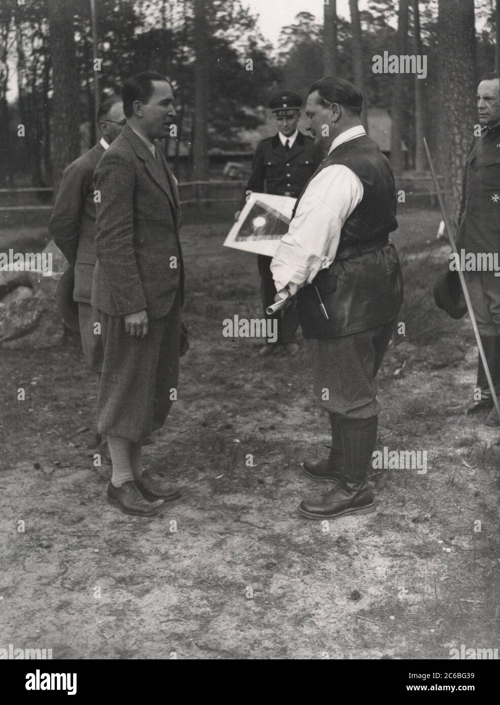 Goebbels spricht bei der Pressekonferenz Heinrich Hoffmann fotografiert ...