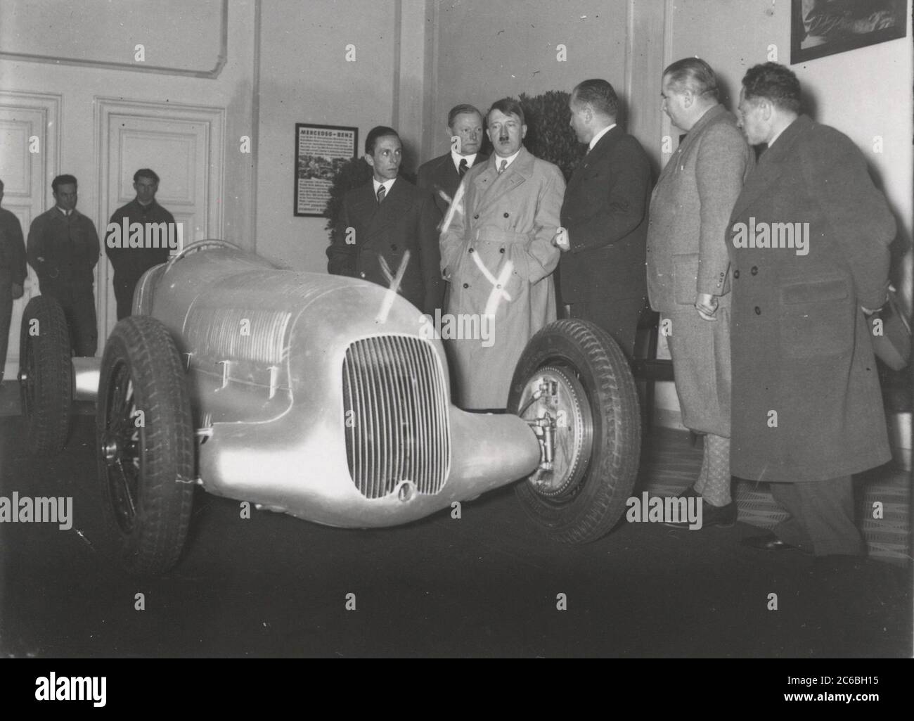 Hitler besucht goebbels, um die Mercedes-Benz Rennwagen zu sehen ...