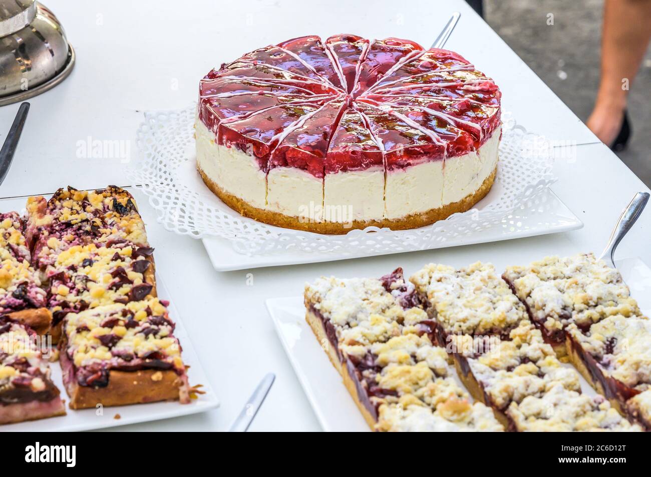 Tisch voll mit schönen und leckeren Kuchen bei Hochzeitsempfang Buffet ...