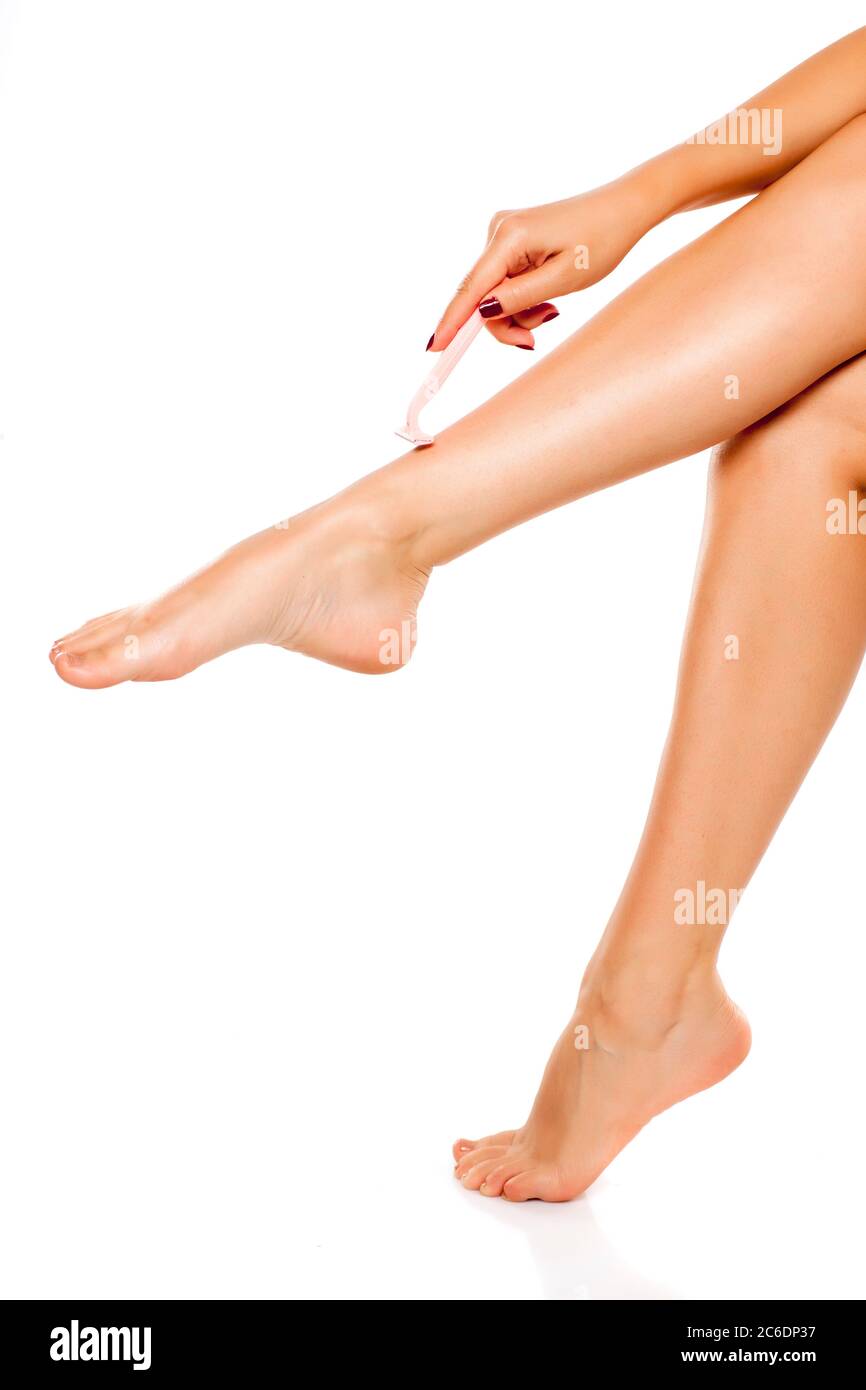 Frau rasiert sich die beine -Fotos und -Bildmaterial in hoher Auflösung – Alamy