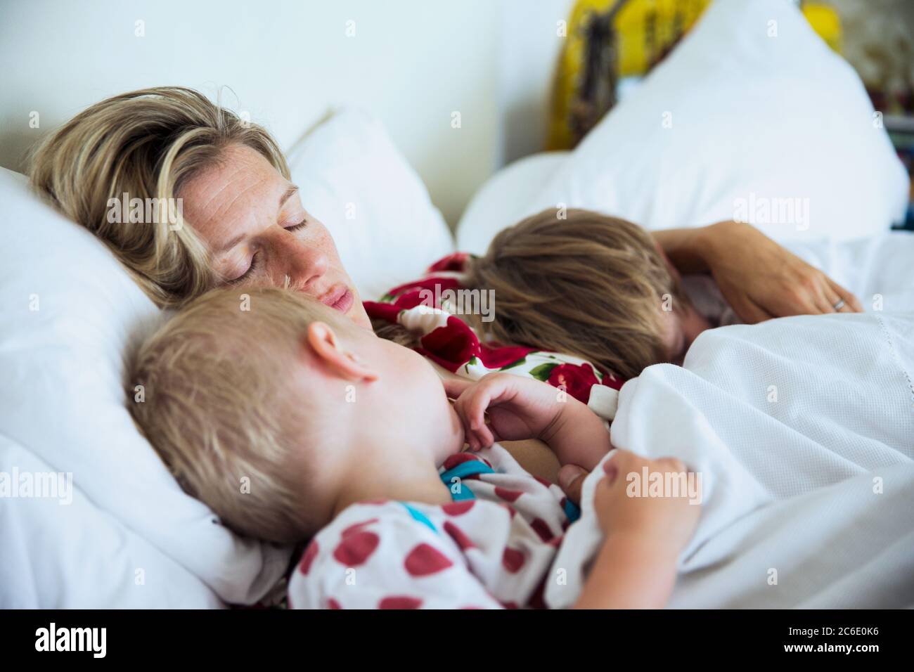 Sohn und mutter im bett -Fotos und -Bildmaterial in hoher Auflösung – Alamy