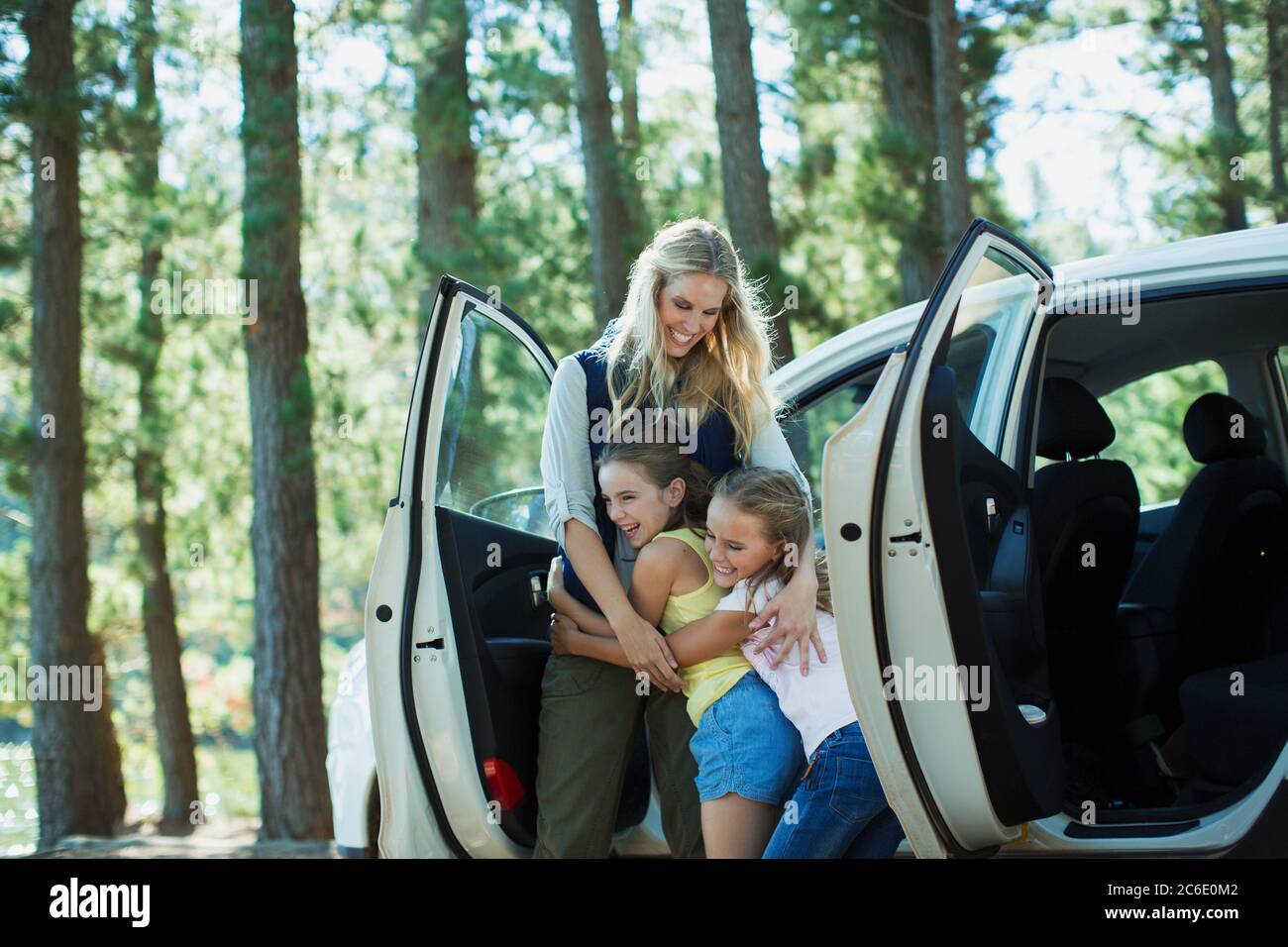 Mutter junge tochter auto -Fotos und -Bildmaterial in hoher Auflösung ...