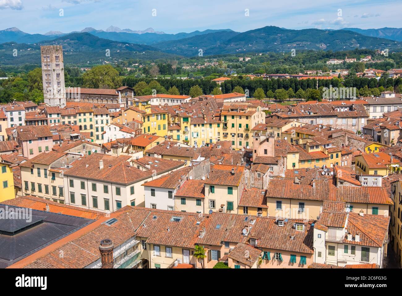 Lucca, Italien - 14. August 2019: Blick auf Lucca mit der Basilika San ...