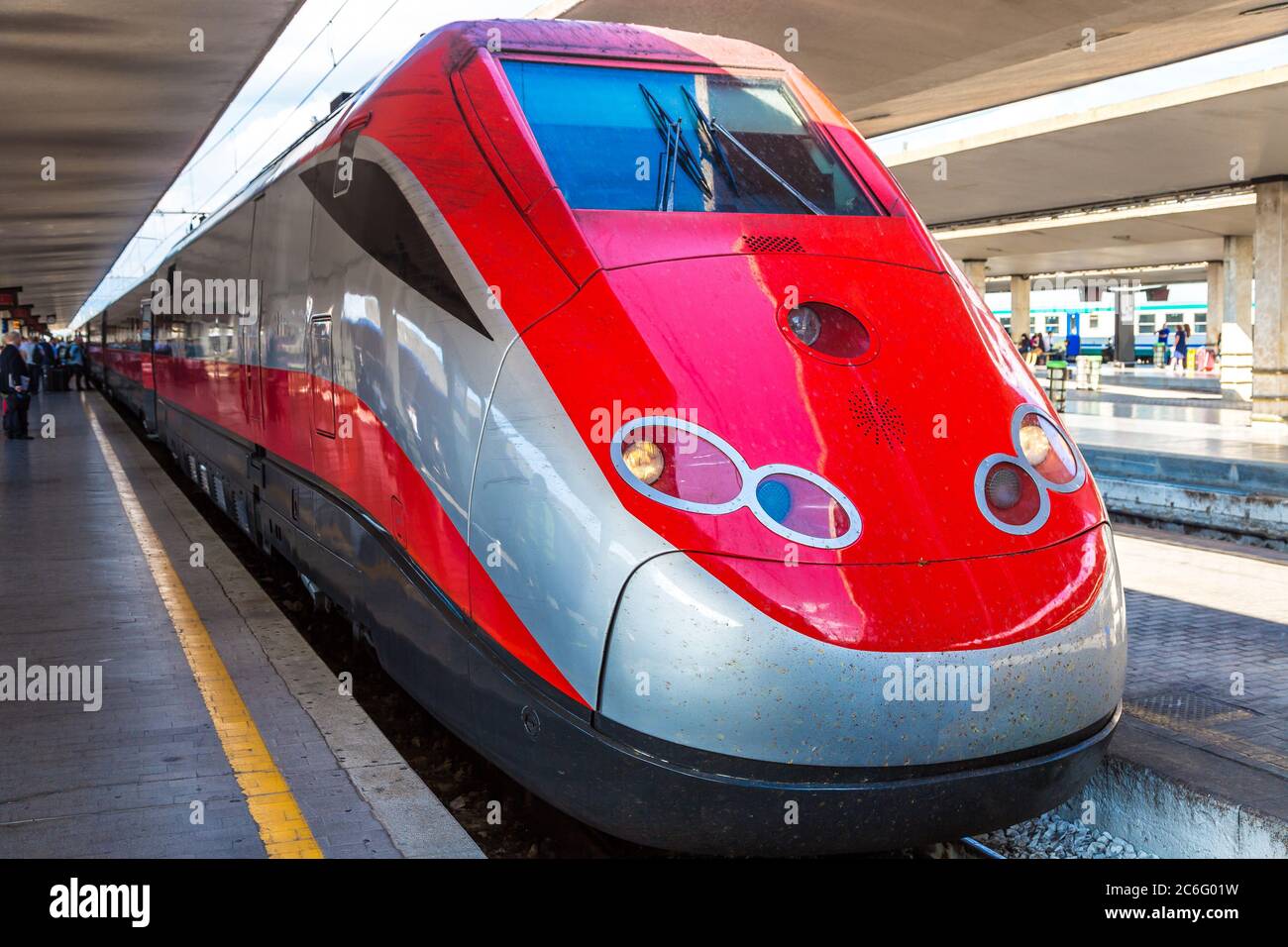 Moderner Zug am Bahnhof Santa Maria Novella in Florenz Stockfotografie ...
