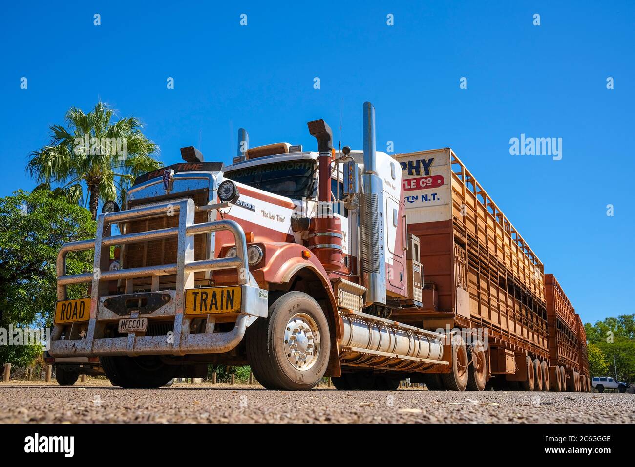 Ein Kenworth Road Train-LKW parkte am Straßenrand im Northern Territory ...
