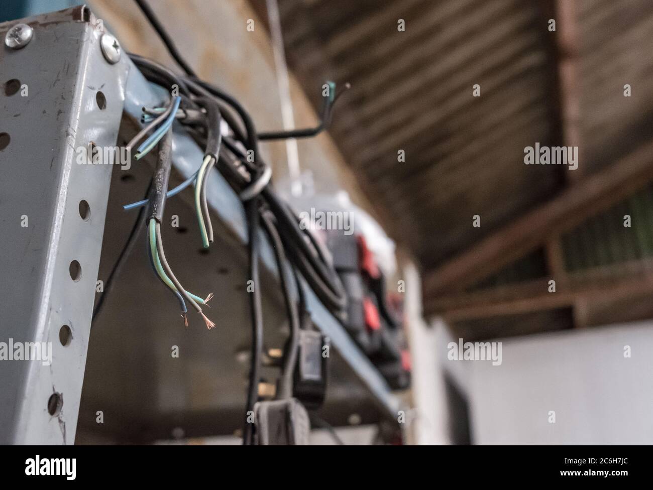 Unordentliche werkstatt werkbank -Fotos und -Bildmaterial in hoher Auflösung – Alamy