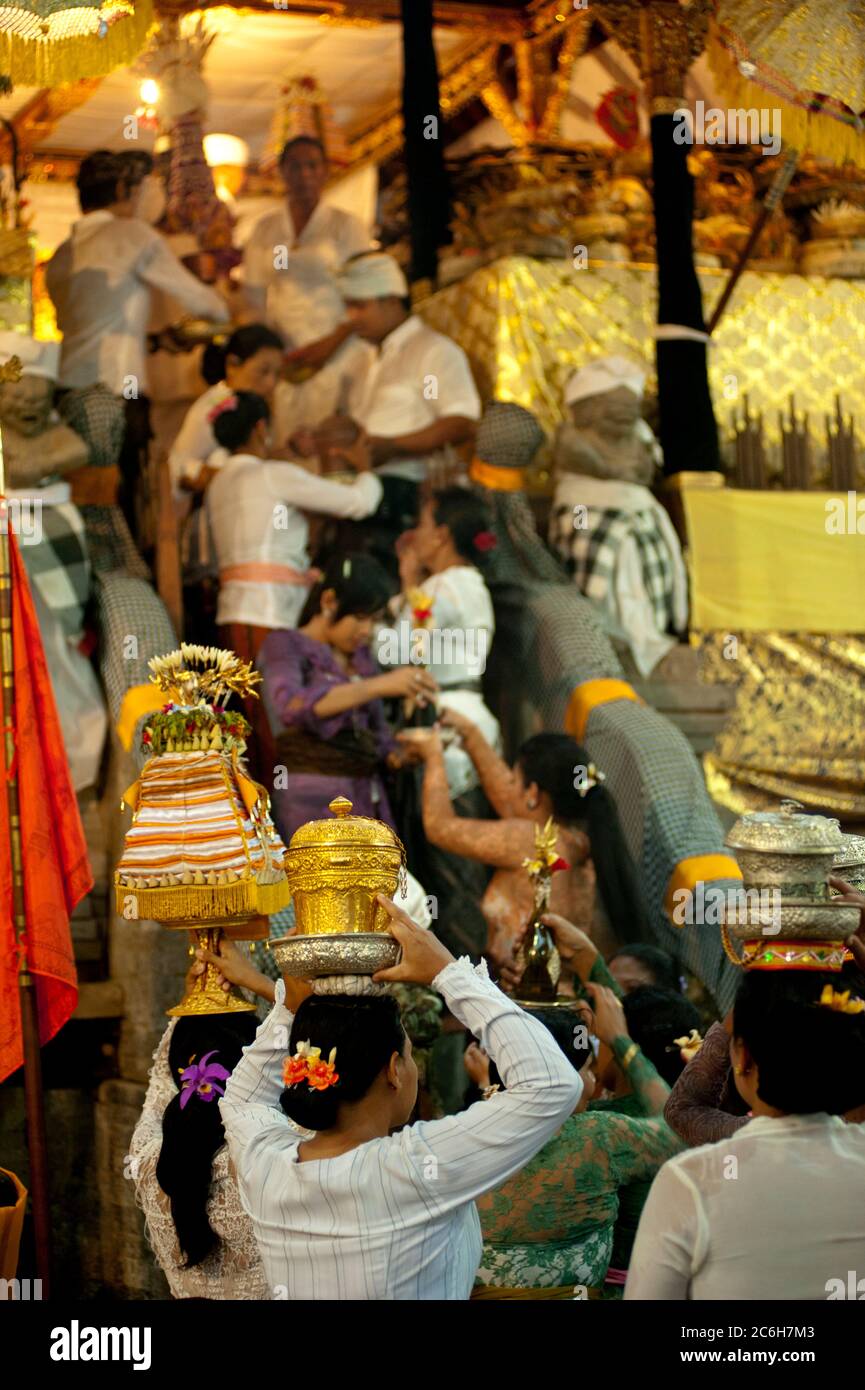 Ubud bali temple offerings -Fotos und -Bildmaterial in hoher Auflösung ...