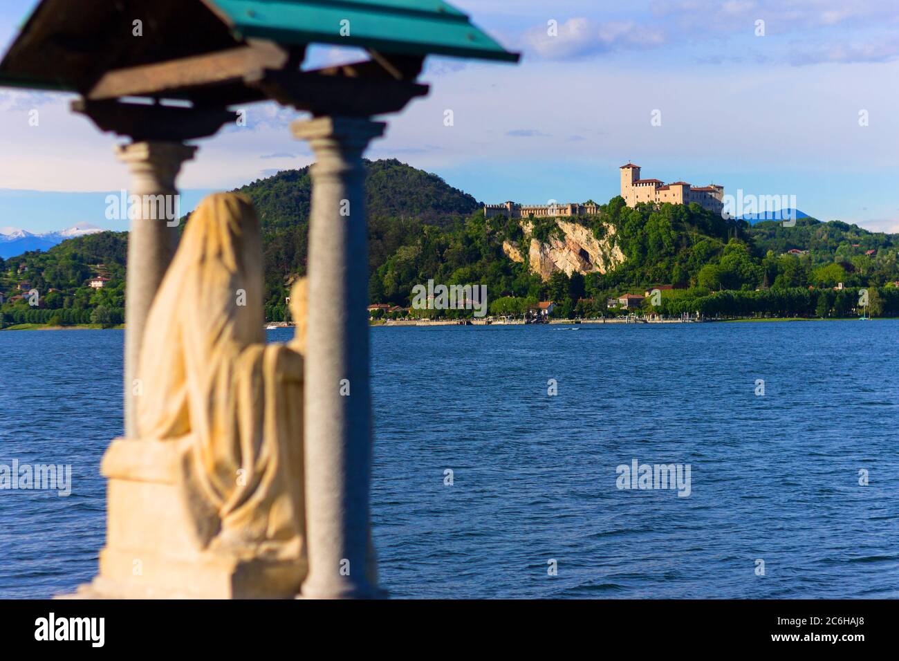 Italien, Lombardei, Lago Maggiore, Burg Angera von Arona aus gesehen ...