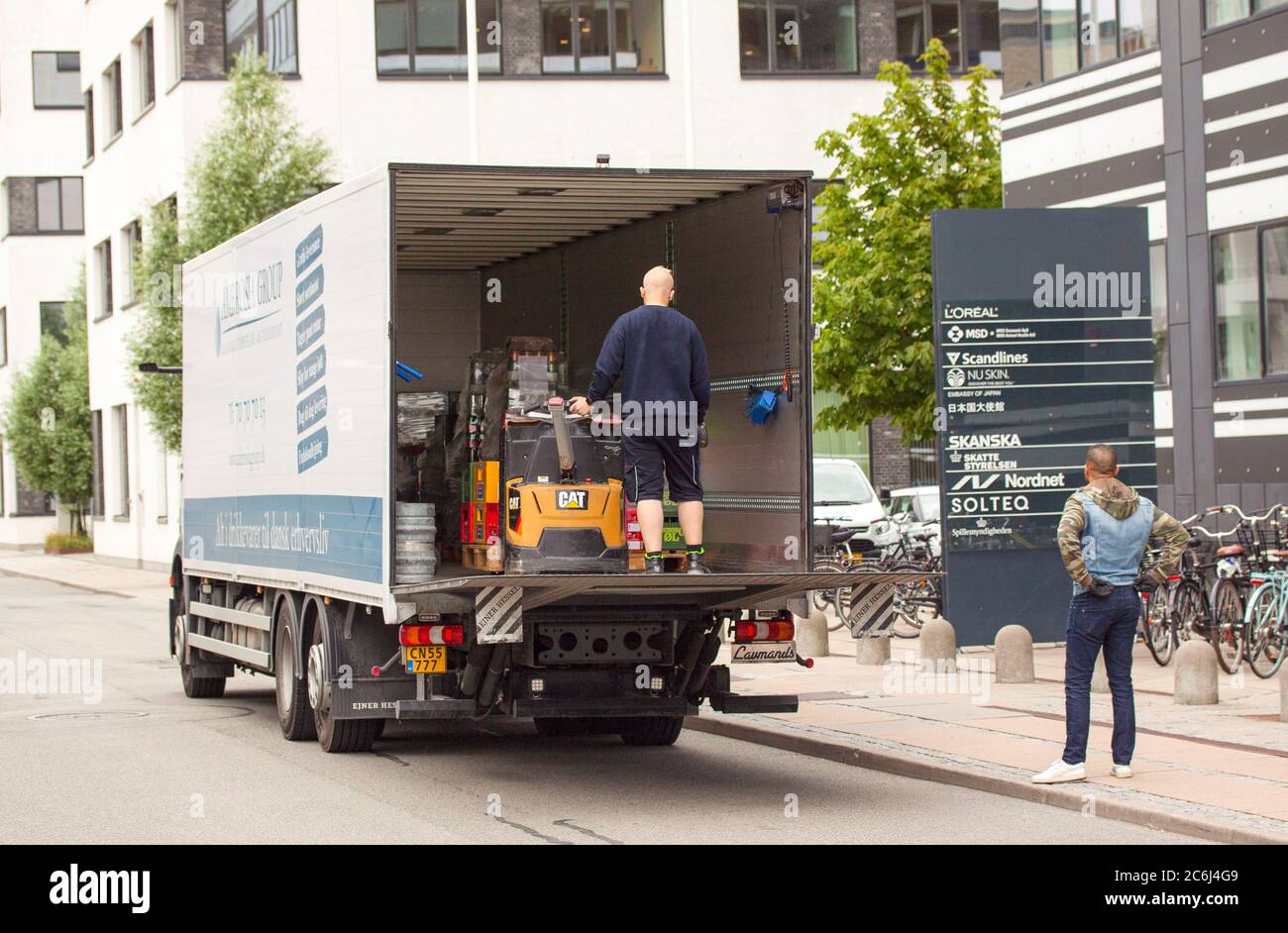 Der Lieferer entlud einen LKW mit einem Gabelstapler auf einem ...