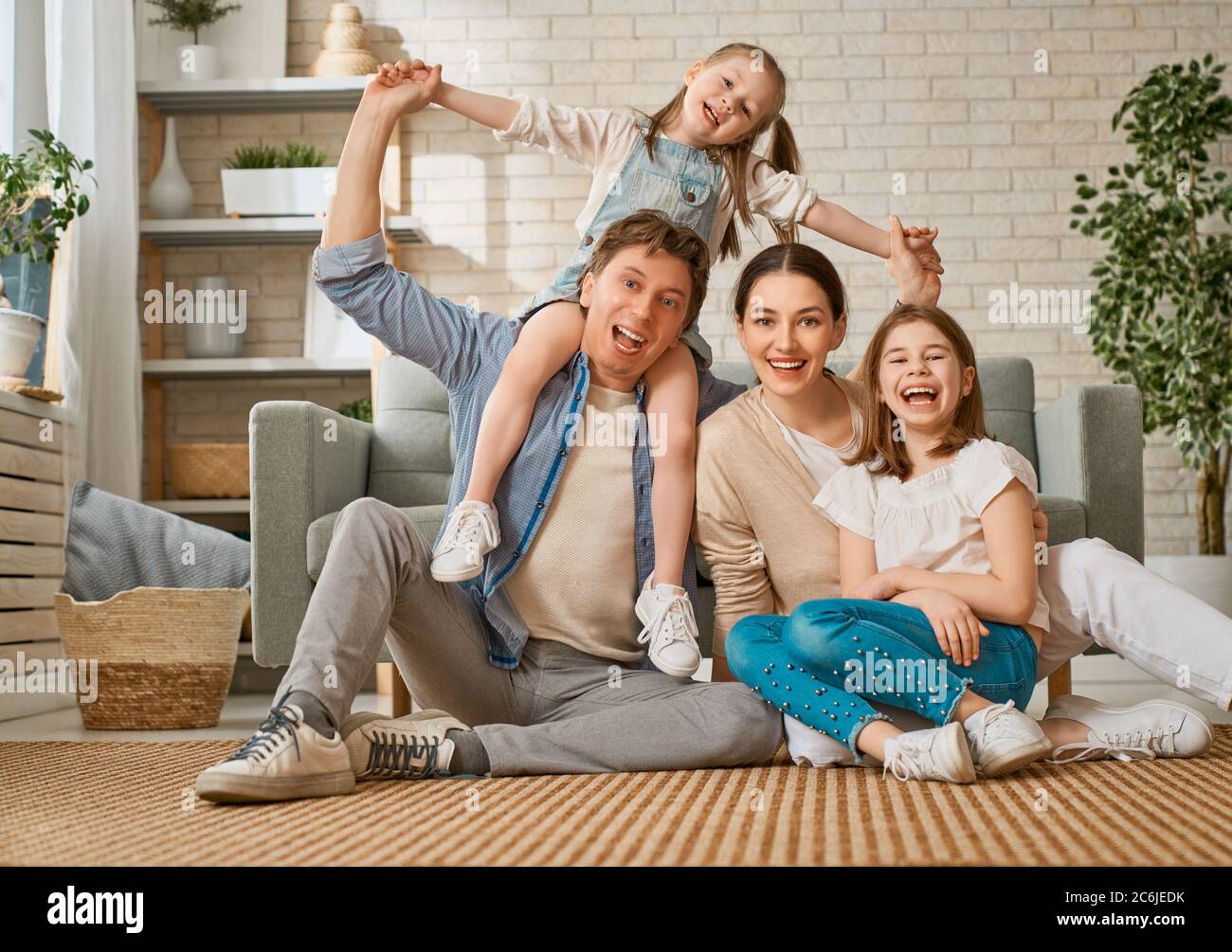 Glückliche Familie! Zwei Kinder Töchter mit Mutter und Vater. Mama ...