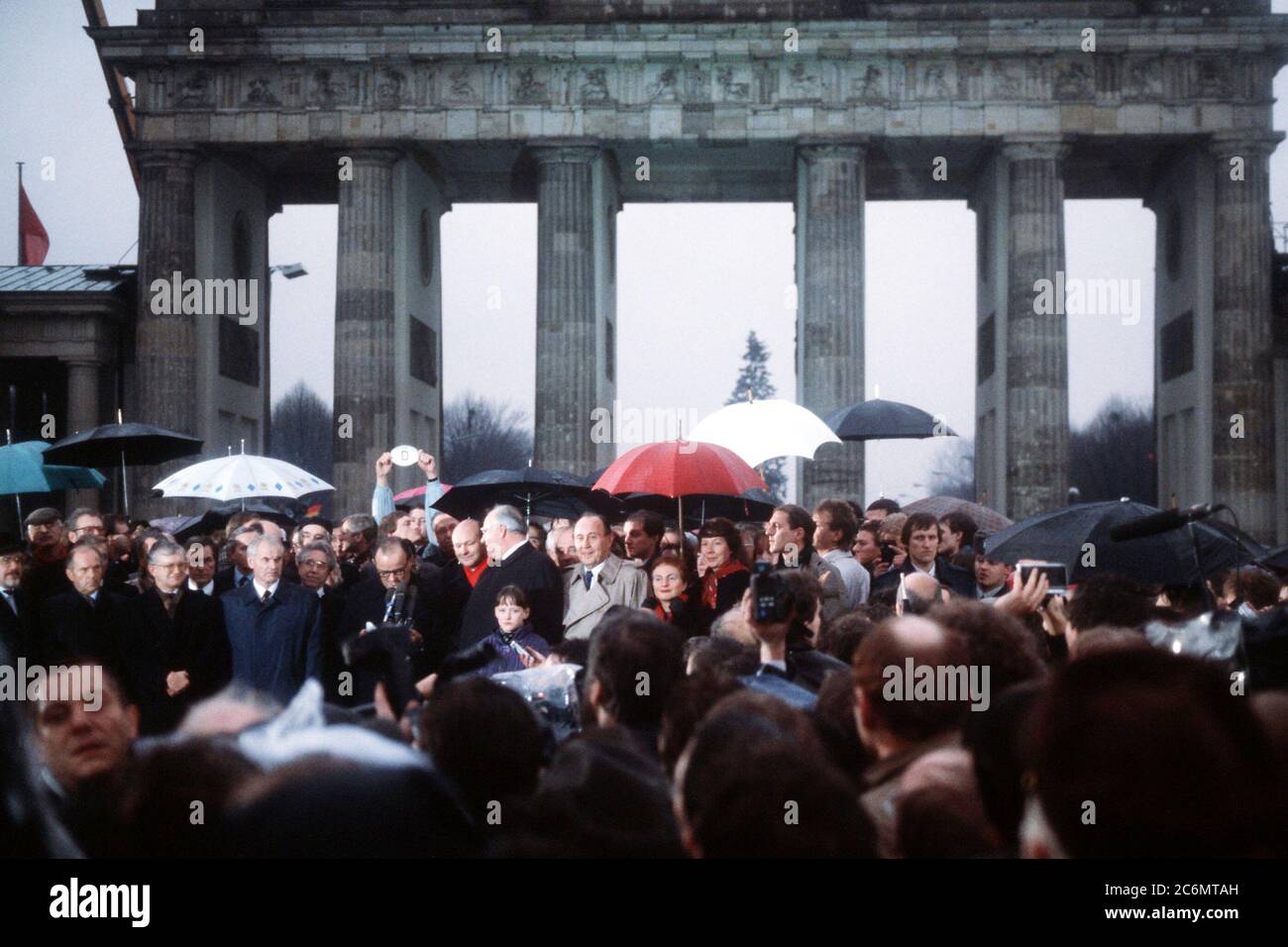 Bundeskanzler Helmut Kohl, DDR-Präsident Hans Modrow, und Westen und ...