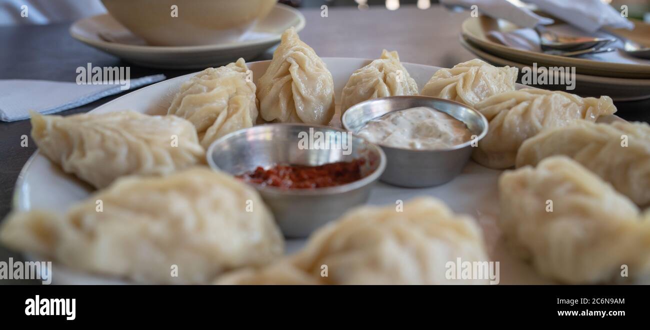 Ein Gericht des tibetisch gekochten momo mit einer Sauce. Momo ist ein ...