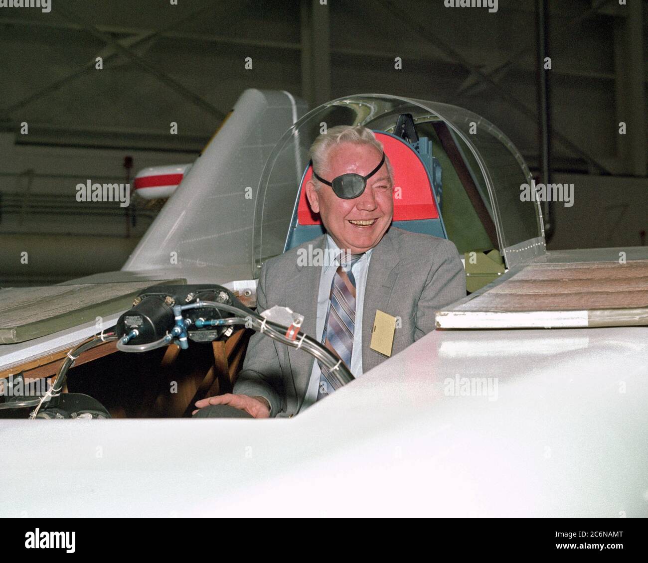 NASA Pilot Bruce Peterson im Cockpit des restaurierten M2-F1 Hebebody ...