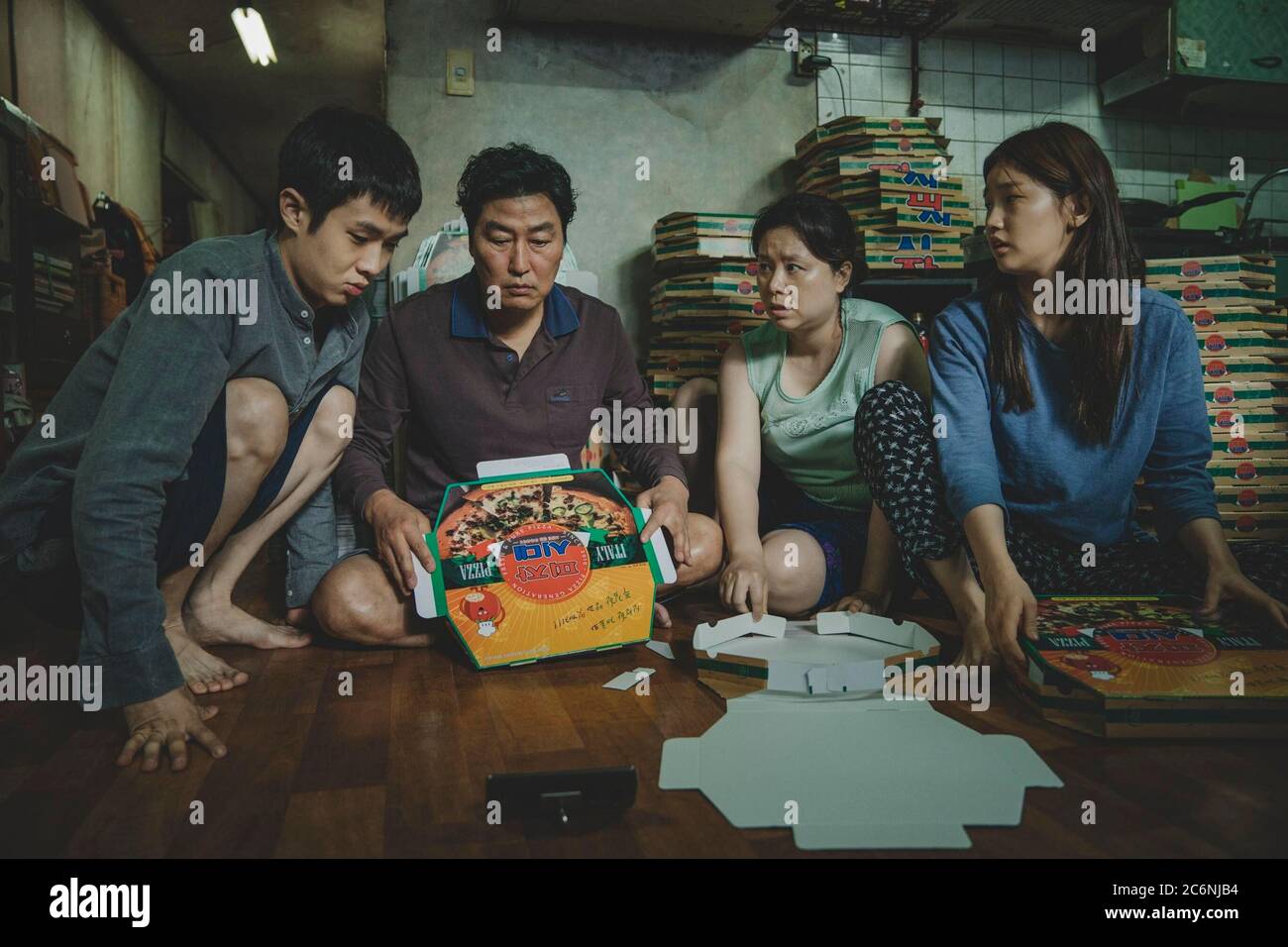 KANG-HO SONG, SO-DAM PARK, HYE-JIN JANG und WOO-SIK CHOI in PARASITE ...