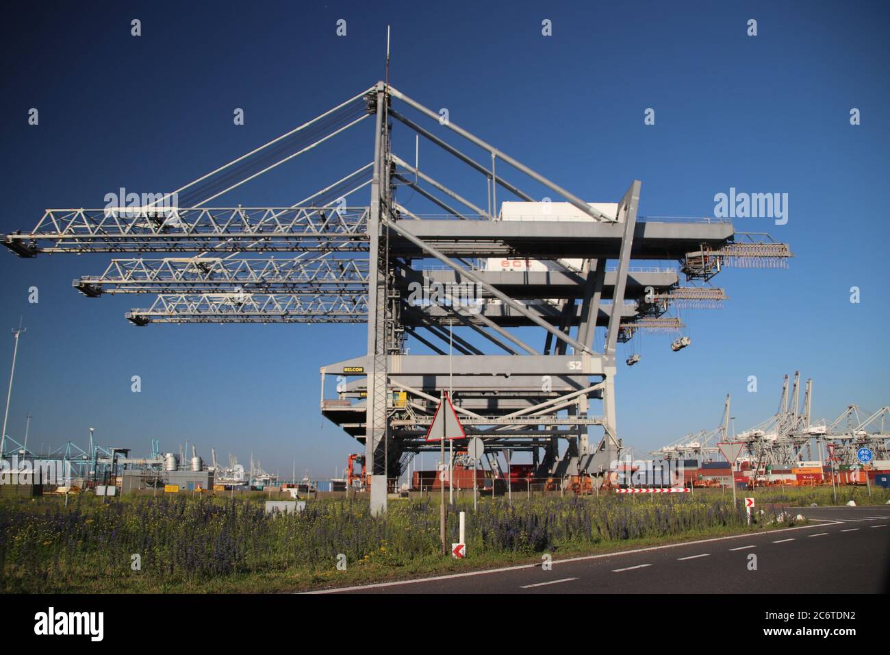 Krane des ECT-Containerterminals auf der Maasvlakte im Hafen von ...
