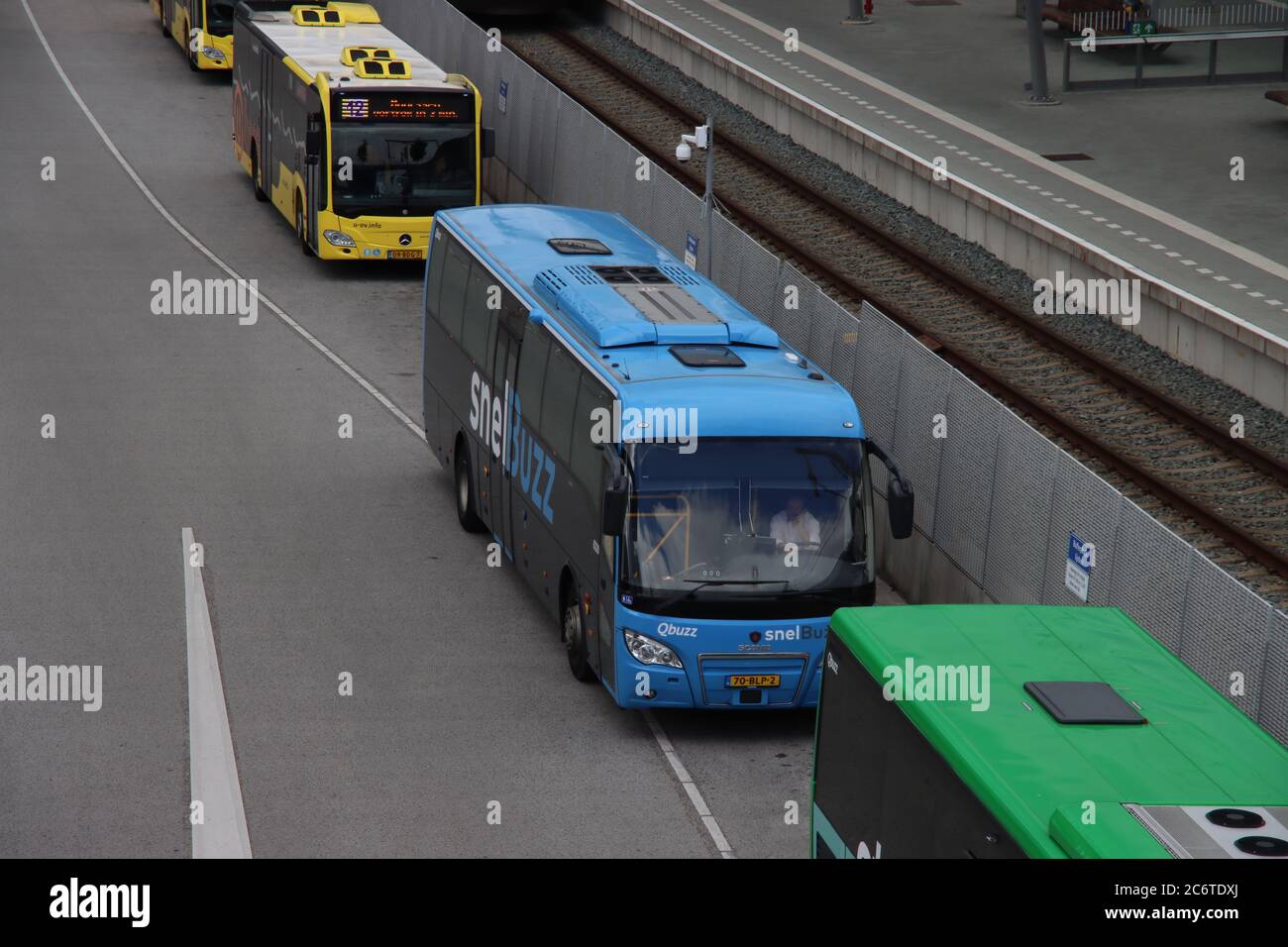 Hauptbahnhof mit skyline und nahverkehrszug -Fotos und -Bildmaterial in ...