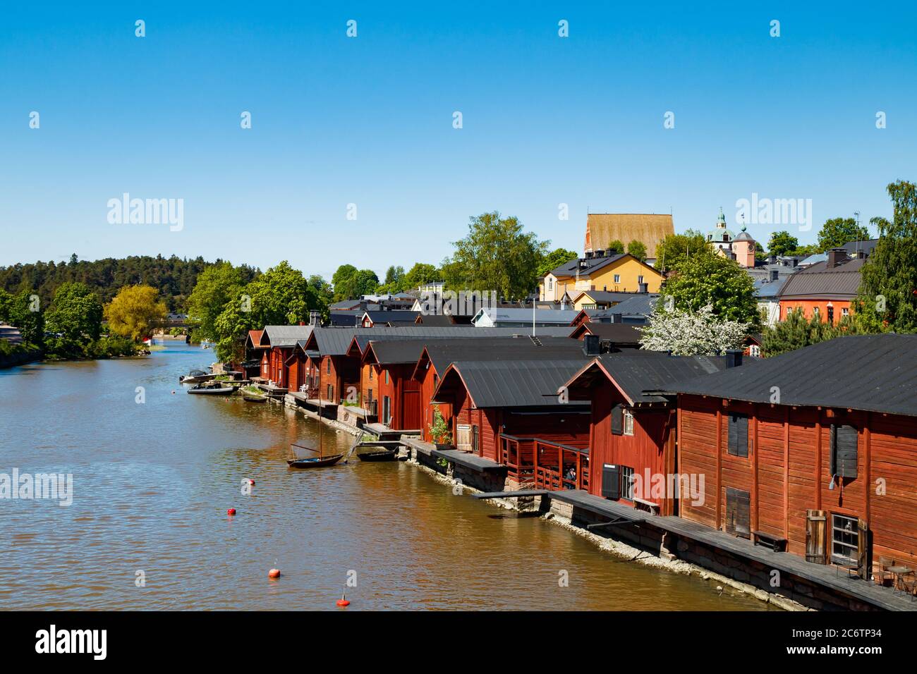 Schöne Panoramasicht auf die Kathedrale von Porvoo und die Altstadt von ...