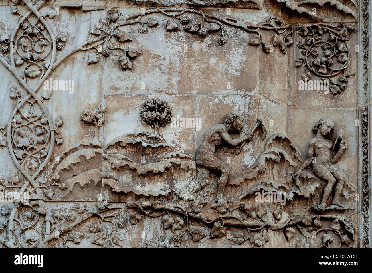 Nach ihrer Vertreibung aus dem Paradies bebaut Adam den Boden, während Eva in einem ...