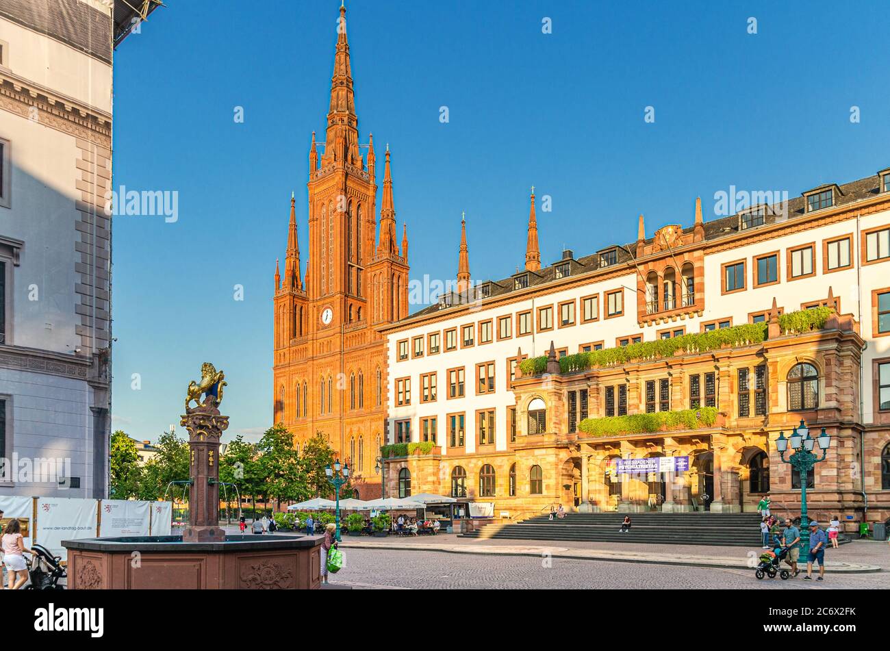 Marktbrunnen und neues rathaus -Fotos und -Bildmaterial in hoher ...