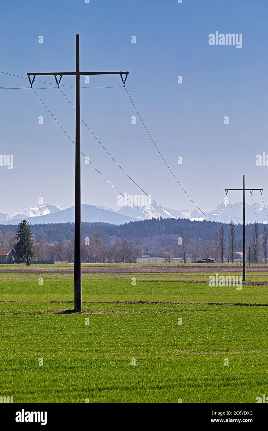 Holzmasten strom freitleitungsmasten -Fotos und -Bildmaterial in hoher ...