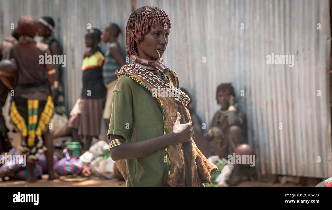 Hamer hamar turmi dorf junge frau -Fotos und -Bildmaterial in hoher Auflösung – Alamy