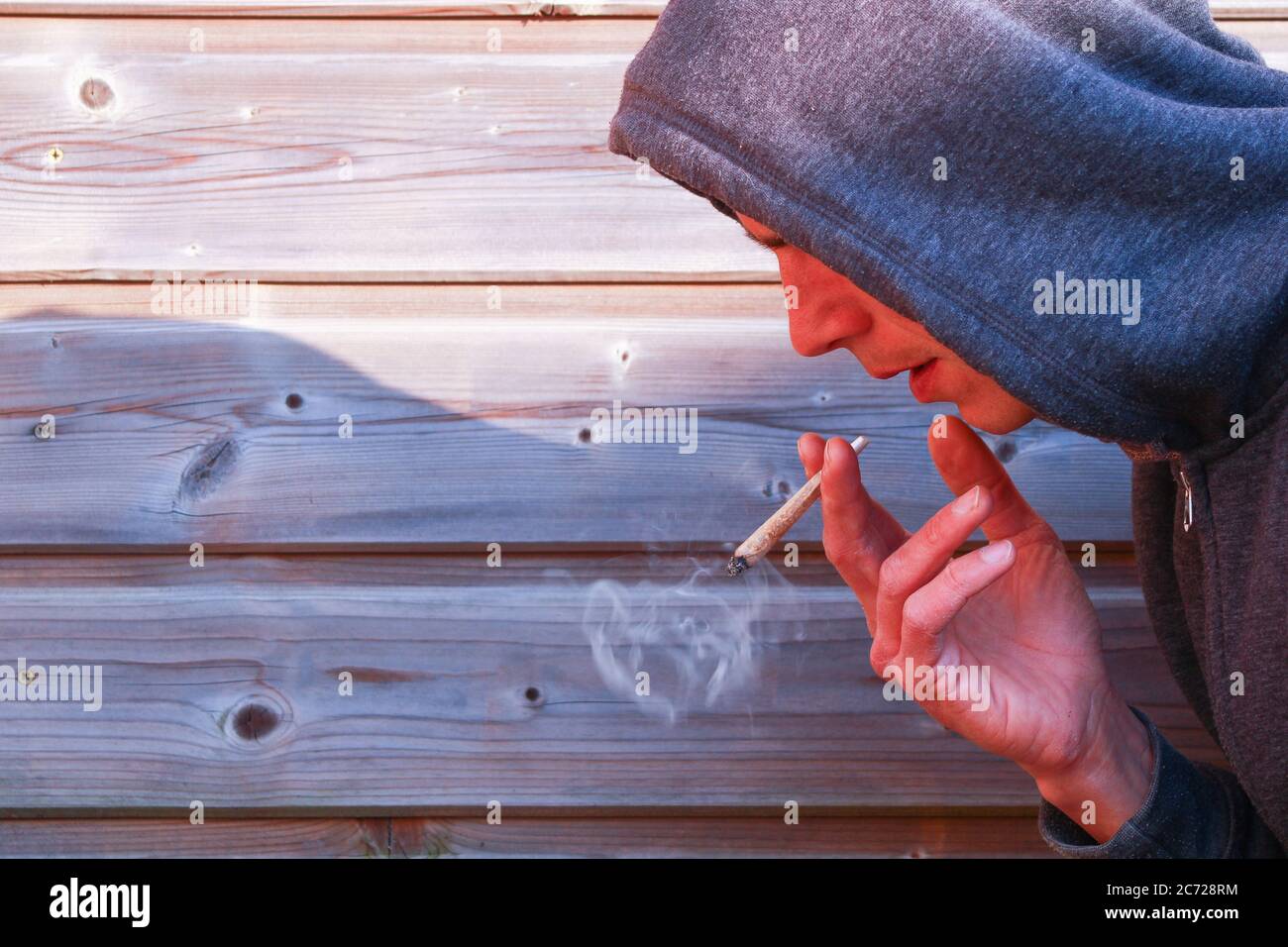 Punk person smoking -Fotos und -Bildmaterial in hoher Auflösung – Alamy