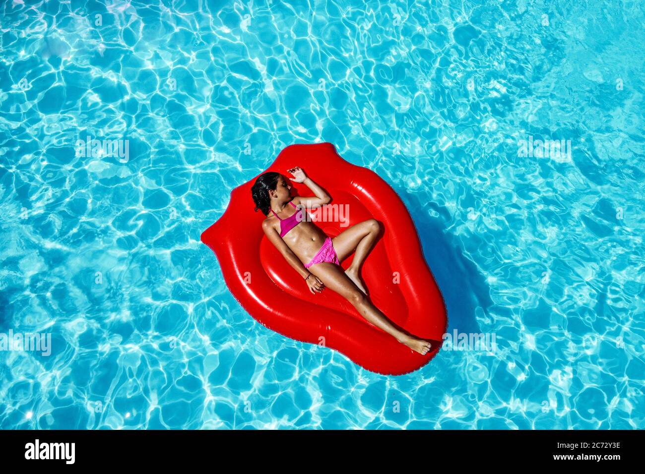 Kleine Mädchen Badeanzug Luftmatratze Stockfotos und -bilder Kaufen - Alamy