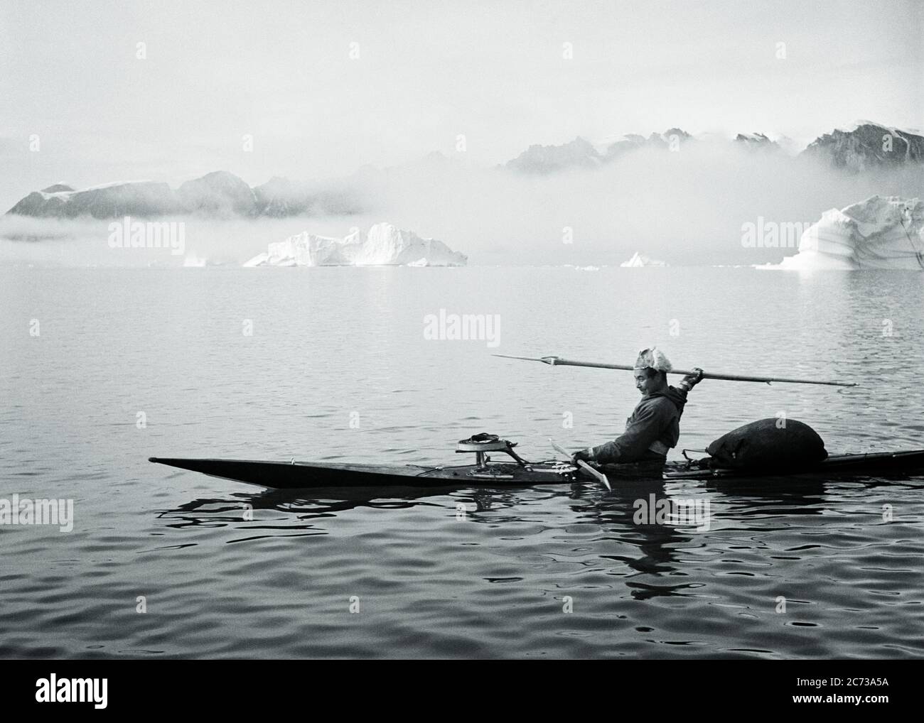 Inuit eskimo and spear -Fotos und -Bildmaterial in hoher Auflösung – Alamy