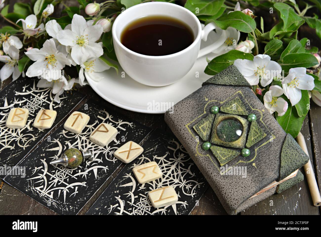 Tarot Karten Layout mit Runen und Buch der Zaubersprüche auf Hexentisch ...