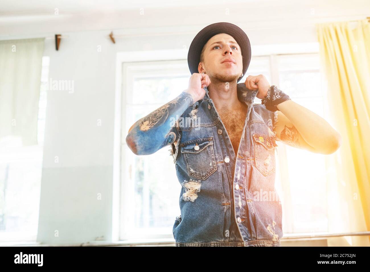 Jeans jeansjacke hut -Fotos und -Bildmaterial in hoher Auflösung – Alamy