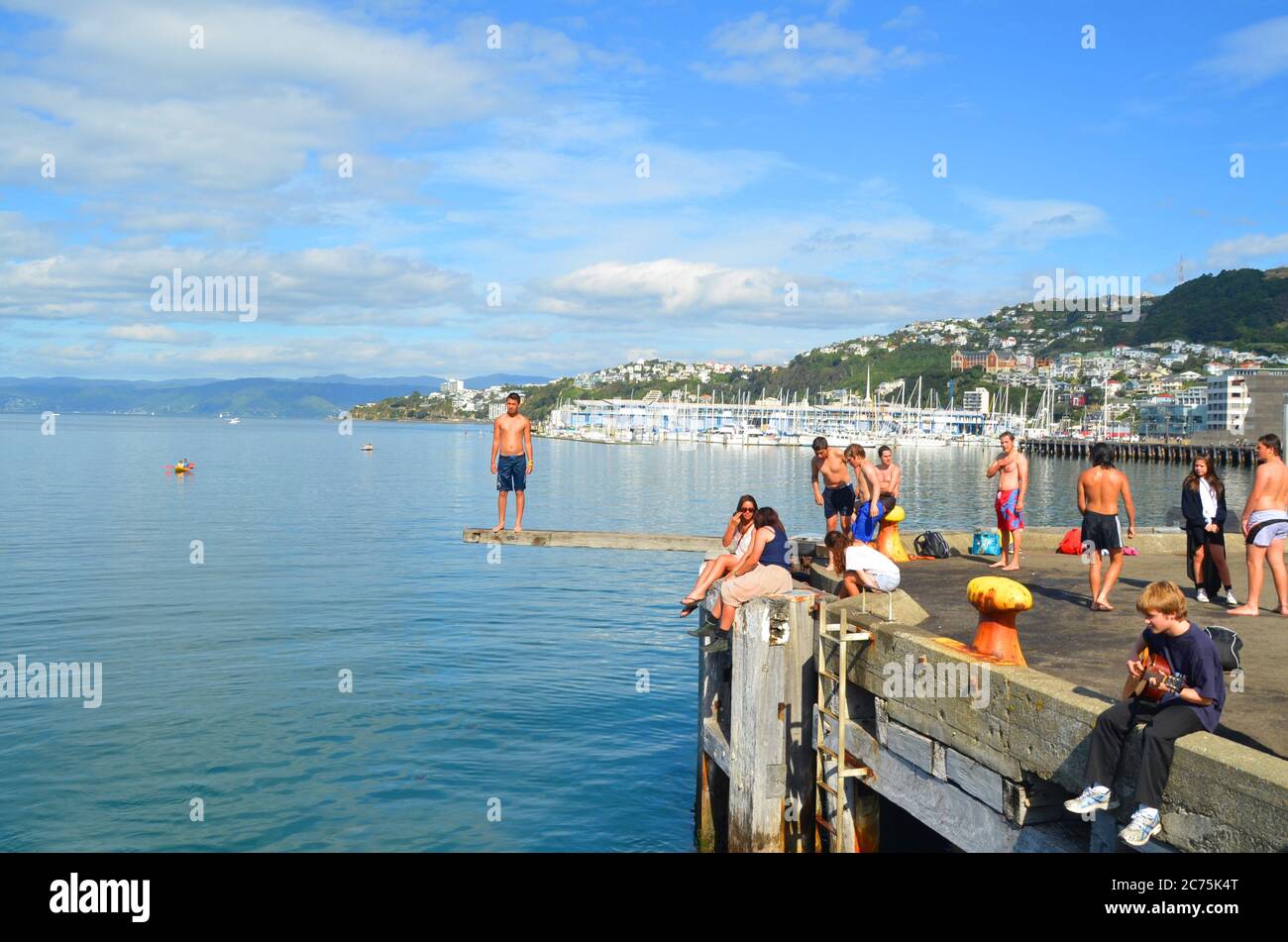 Jump off diving board -Fotos und -Bildmaterial in hoher Auflösung – Alamy