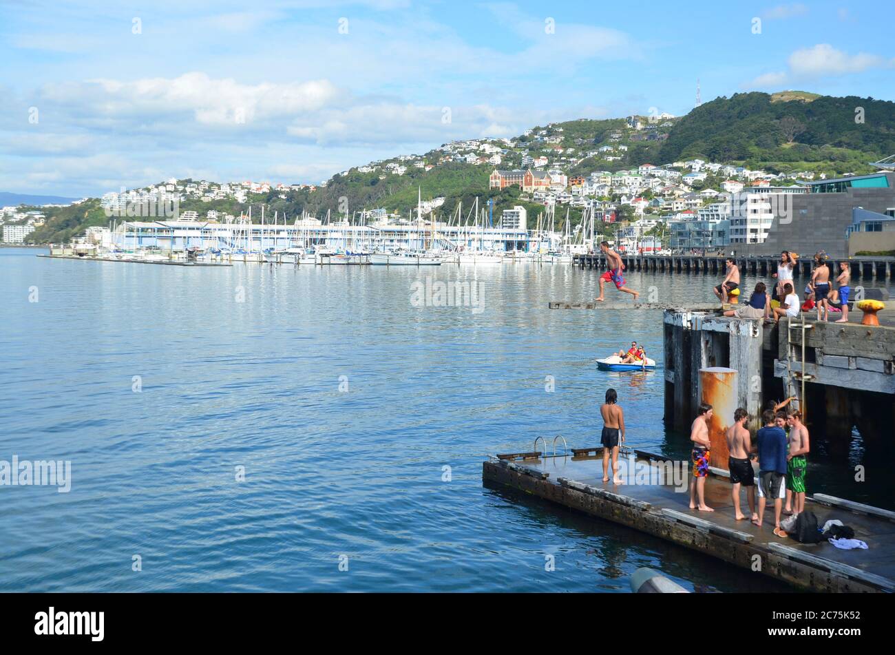 Jump off diving board -Fotos und -Bildmaterial in hoher Auflösung – Alamy