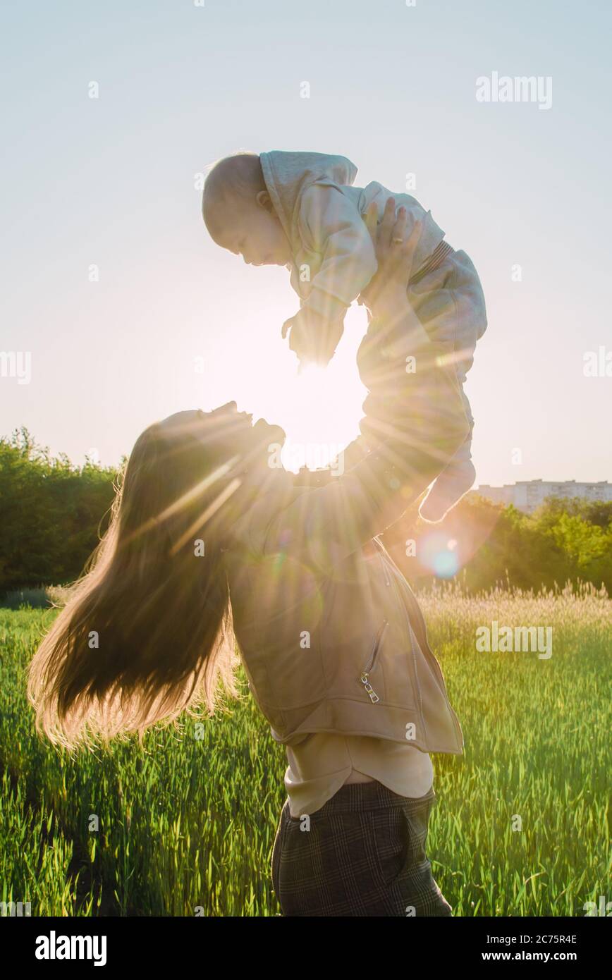 Kind Mit Armen Stockfotos und -bilder Kaufen - Alamy