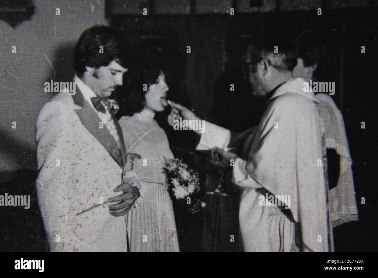 Priest blessed sacrament -Fotos und -Bildmaterial in hoher Auflösung – Alamy