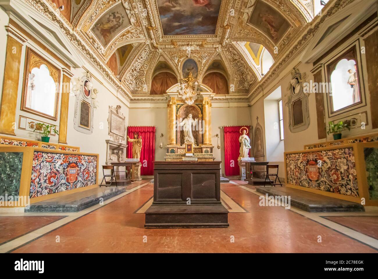 Rom ist die Heimat des Vatikans und des wichtigsten Zentrums des ...